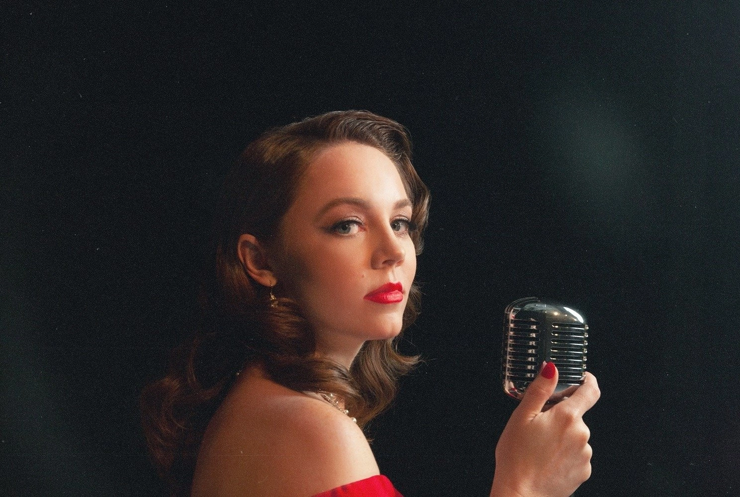 Sarah Reeves illumine Noël avec l'album de vacances à huit titres "More ...